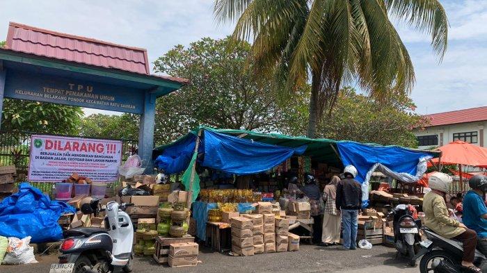 Pedagang di Pasar Minggu Kota Bengkulu Masih Berjualan di Bahu Jalan Meski Sudah Dilarang ...