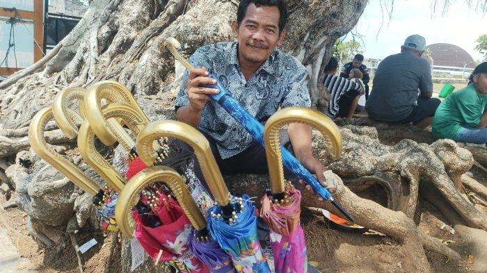 Jasa Sewa Payung di Objek Wisata Benteng Marlborough Bengkulu Hasilkan ...
