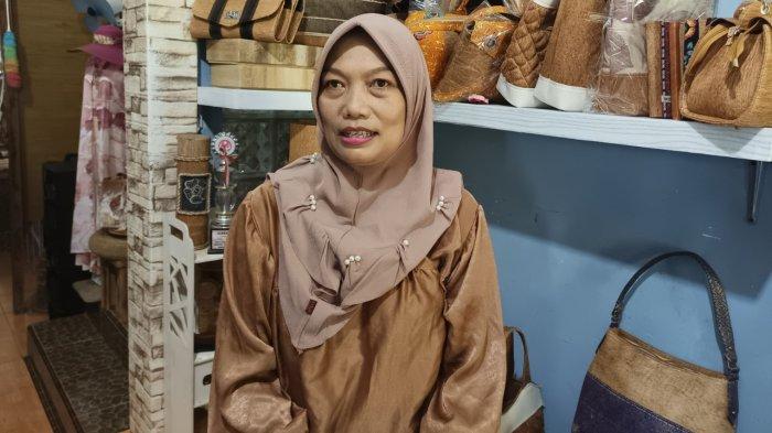 Kisah Emi Kusmiati Merintis Usaha Kerajinan Kulit Lantung, Modal Rp 500 Ribu Kini Punya 8 ...