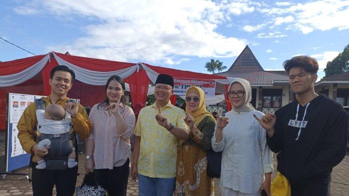Gubernur Bengkulu Rohidin Nyoblos di TPS 22 Jalan Sadang Kota Bengkulu ...