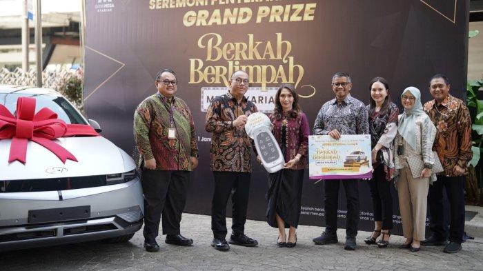 Program Berkah Berlimpah, Bank Mega Syariah Serahkan Hadiah Utama Mobil Listrik ke Nasabah ...