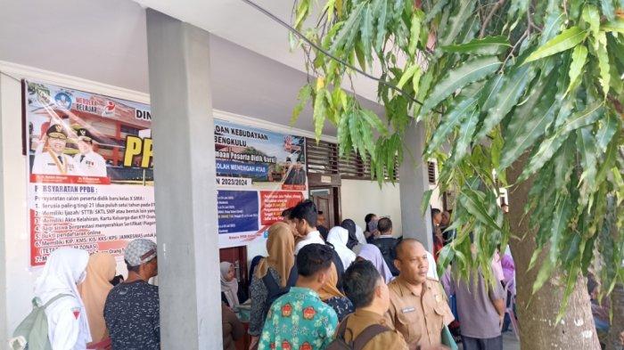 PPDB SMA Jalur Zonasi Hari Pertama, Dikbud Provinsi Bengkulu Didatangi Ratusan Wali Murid ...