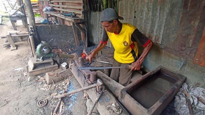 Cerita Iyan Si Pandai Besi Tradisional di Kepahiang, Tempa Parang ...