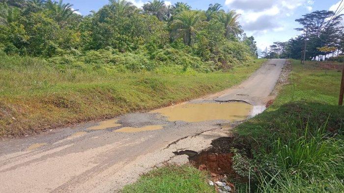 Jalan Kompleks Perkantoran Pemkab Seluma Nyaris Ambles Tak Kunjung ...
