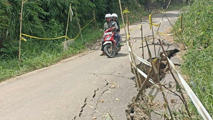 Jalan Ambles di Renah Semanek-Pelajau Bengkulu Tengah Semakin Parah ...
