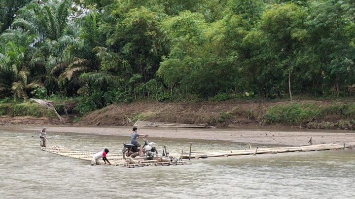Warga Desa Penanding Bengkulu Tengah Seberangi Sungai Pakai Rakit, Jembatan Tak Kunjung Dibangun ...