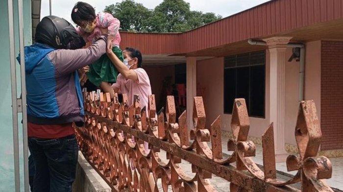 Duduk Perkara Keluarga di Medan Harus Lompati Pagar Tiap Hari Gegara ... Duduk Perkara Keluarga di Medan Harus Lompati Pagar Tiap Hari Gegara ...