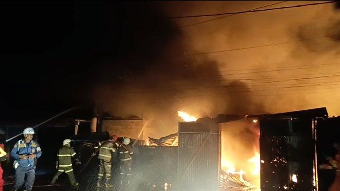 Detik-detik Mencekam, Api Lahap Gudang Barang Bekas di Jalan Merawan ...