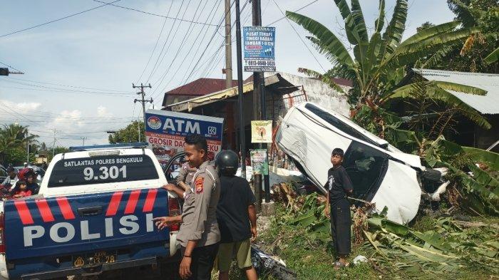 Breaking News Avanza Tabrak Warung Dan Motor Di Jalan Irian Bengkulu