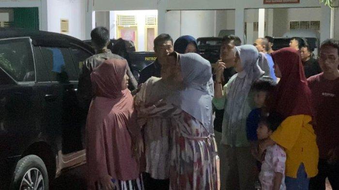 Keluarga Histeris Saat Tersangka Dugaan Korupsi RSUD Mukomuko Dibawa ke Mobil Tahanan ...