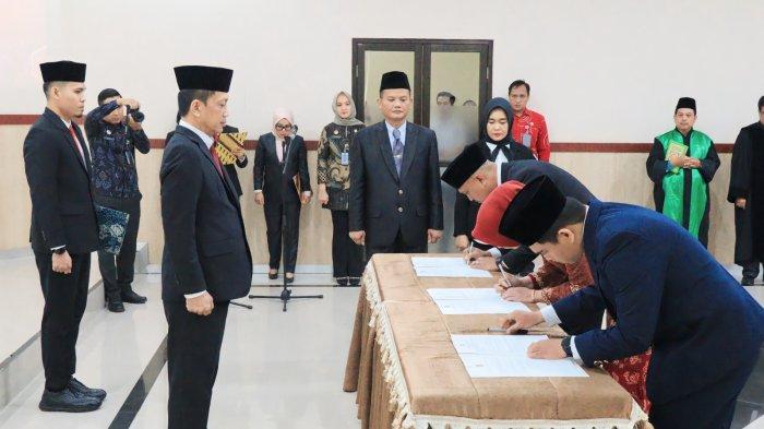 Kakanwil Kementerian Hukum Bengkulu Lantik PPNS dan Notaris Pengganti - Tribunbengkulu.com