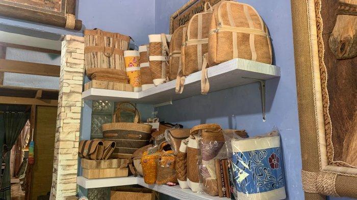 Geliat Usaha Kerajinan Kulit Lantung di Kota Bengkulu, Mempertahankan ...