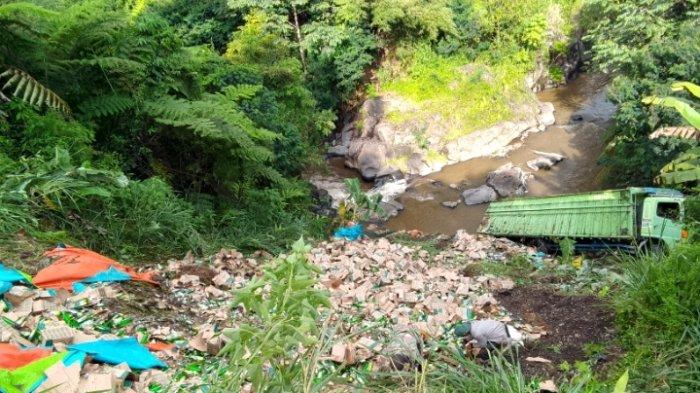 BREAKING NEWS: Truk Bermuatan Sirup Terjun ke Jurang Mojorejo Jalan ... BREAKING NEWS: Truk Bermuatan Sirup Terjun ke Jurang Mojorejo Jalan ...