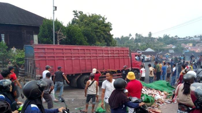 Kronologi Truk Bermuatan Keramik Terguling di Curup Rejang Lebong, Bikin Jalan Macet ...