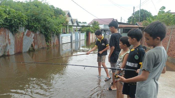 Manfaatkan Banjir, Anak-anak di Bengkulu Mancing Ikan yang Keluar Dari ...