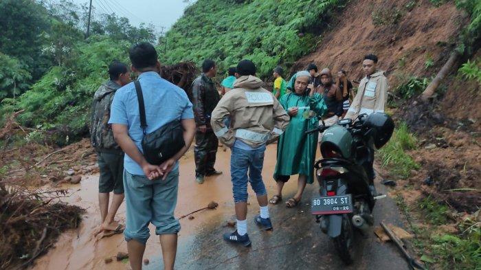 Jalan Lintas Bengkulu Utara-Lebong Bukit Resam Tertutup Longsor, Kendaraan Tak Bisa Lewat ...