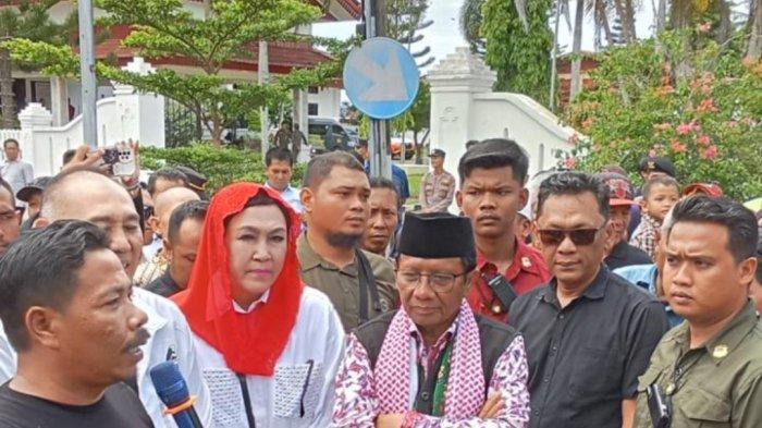 Saat Kunjungan Mahfud MD, Masyarakat Serahkan Berkas Kasus Agraria di ...