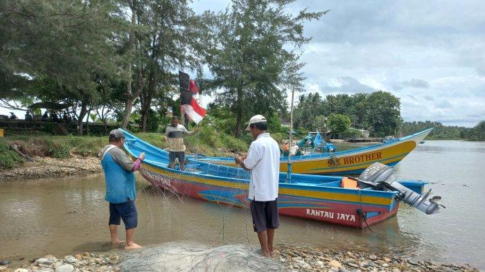 Harga BBM Naik dan Cuaca Buruk, Nelayan di Bengkulu Selatan Merugi dan Berhenti Melaut ...