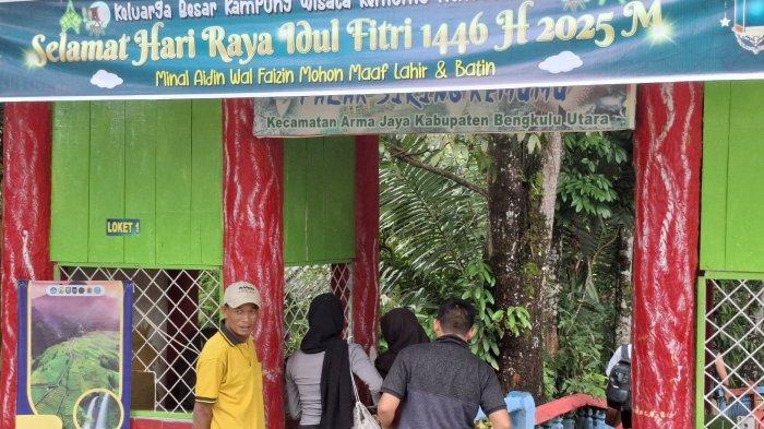 Pengunjung Wisata Palak Siring Kemumu Bengkulu Utara Selama Libur Idul ...