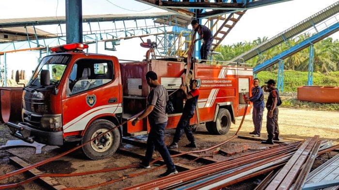 Kebakaran di PT. SBS, Api Diduga Berasal dari Mesin Pengaduk Buah Sawit - Tribunbengkulu.com