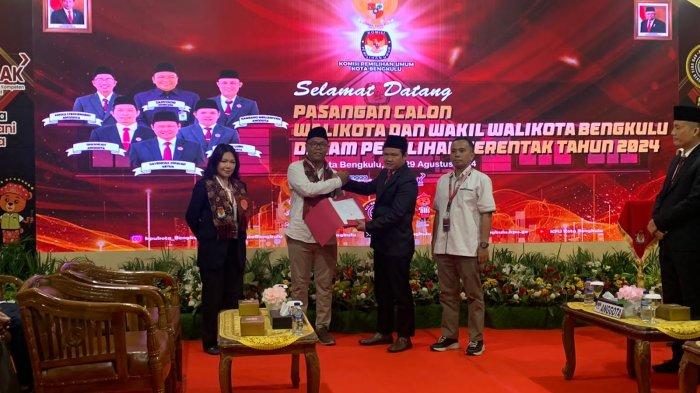 Pasangan Dedy-Agi Diantar Ratusan Massa saat Daftar ke KPU Maju ...