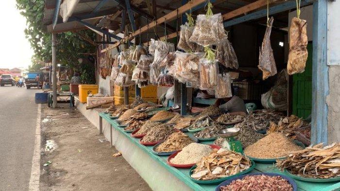 Sentra Oleh-oleh Ikan Asin Pantai Malabero, Jadi Ikon-Tawarkan Berbagai ...