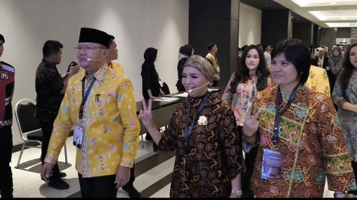 Debat Pilgub Bengkulu 2024, Rohidin-Meriani Kompak Kenakan Batik ...