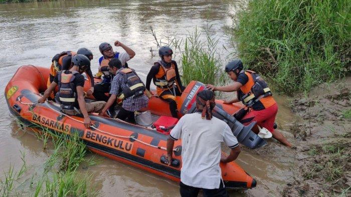 Pencarian Remaja Tenggelam di Sungai Muara Bangkahulu Rawa Makmur ...