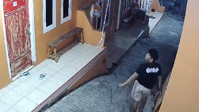 Aksi Pemuda di Bengkulu Nekat Gasak Rak Sepatu dan Sangkar Burung, Terekam CCTV - Tribunbengkulu.com