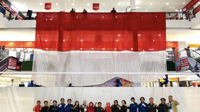 HUT ke-79 RI, Bendera Raksasa Berukuran 10 x 15 Meter Berkibar di ...
