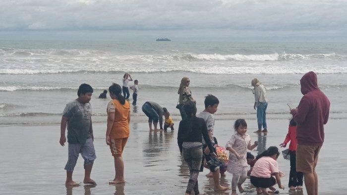 Abaikan Peringatan Larangan, Wisatawan Tetap Nekat Mandi di Pantai ...