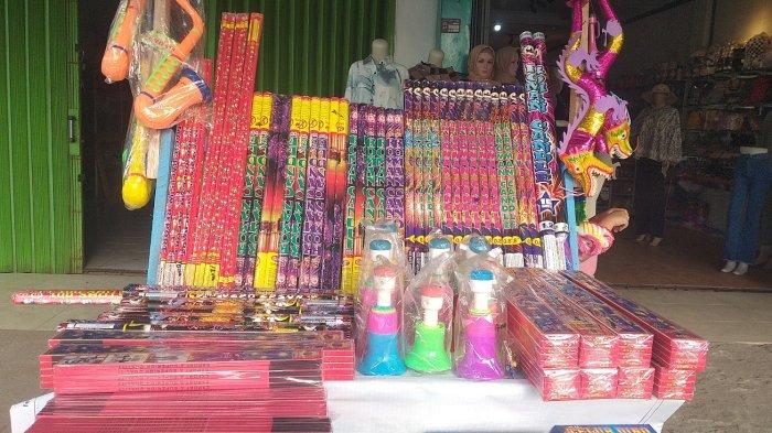 Tips Aman Bermain Kembang Api di Malam Tahun Baru dari Pedagang ...