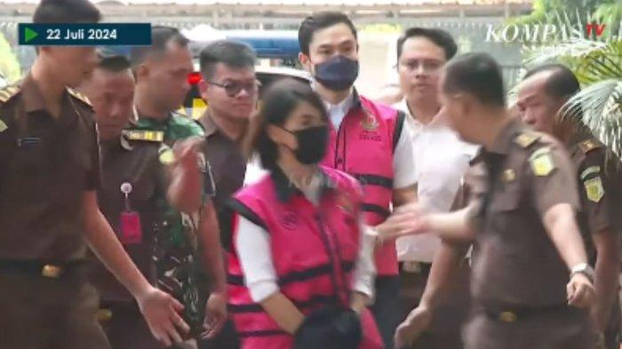 Penampakan Harvey Moeis dan Helena Lim saat Diserahkan ke Kejari Kasus ...
