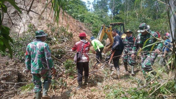 Petugas Gabungan TNI-Polri Bantu Masyarakat Lebong Mulai Bersihkan Sisa Material Bencana ...
