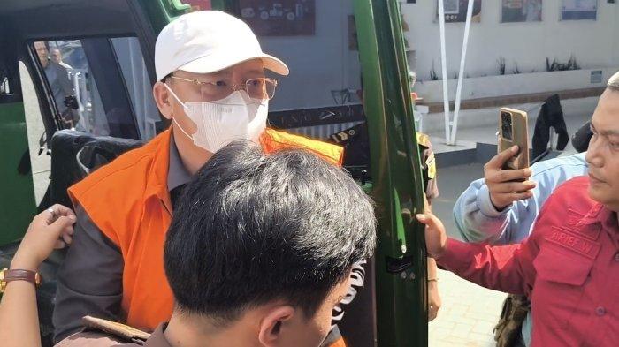 Penampakan Mantan Gubernur Rohidin Mersyah Tiba di Rutan Bengkulu ...