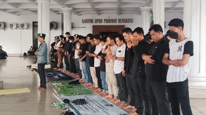 Massa Demo HMI Tolak UU Cipta Kerja Gelar Shalat Berjamaah di Depan DPRD Provinsi Bengkulu ...