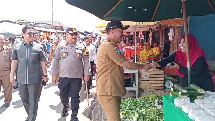 Wabup Kepahiang Zurdi Nata Sidak Pasar Jelang Nataru 2024, Pastikan Bahan Pokok Aman dan Stabil ...
