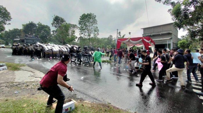 Massa Demo-Polisi Terlibat Bentrok, Simulasi Sispamkota Polres Kepahiang Jelang Pemilu 2024 ...