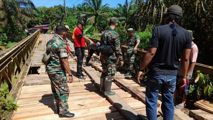TNI-Warga Gotong Royong Perbaiki Jembatan Rusak di Jalan Lintas Air Sebayur Bengkulu Utara ...