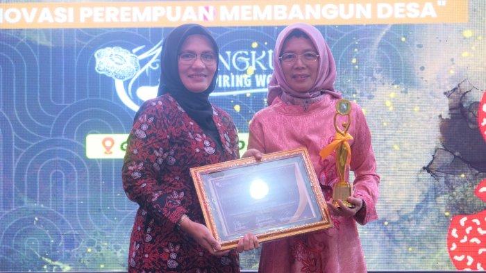 Suminah, Pengrajin Pelepah Pisang di Bengkulu Tengah Raih Penghargaan Bengkulu Inspiring Women's ...