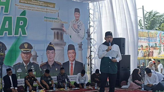 Ustadz Zacky Mirza Isi Tabligh Akbar di Bengkulu Tengah, Masyarakat Padati Lapangan Gunung ...