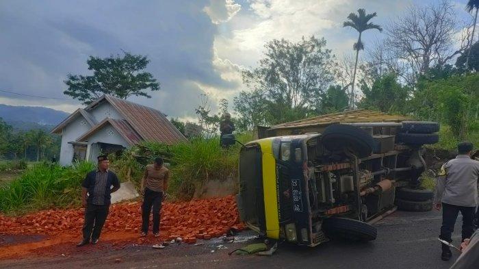 Tak Kuat Menanjak, Truk Pengangkut Batu Bata Terguling di Kepahiang, Sopir Meninggal Dunia ...
