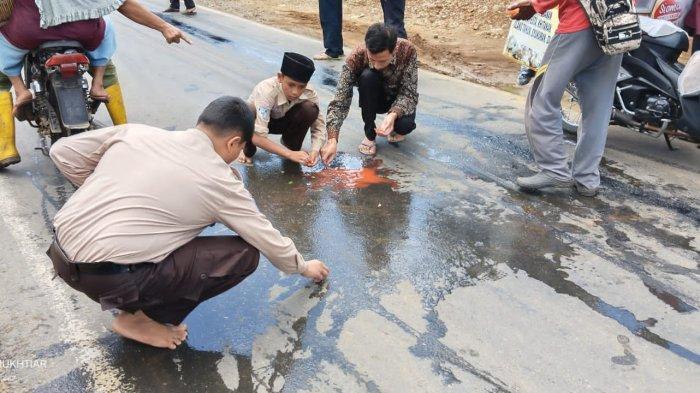 Hati-hati Ada Tumpahan Oli di Jalan Kelurahan Napal Seluma Bengkulu ...