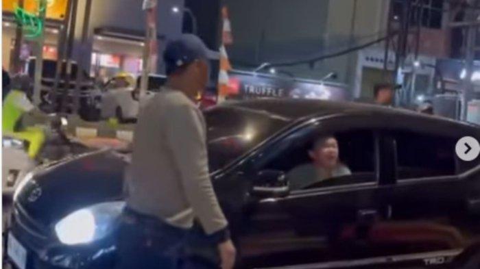 Viral Pengendara Mobil Cekcok dengan Driver Ojol, Gegara Tak Terima Ditegur Saat Lawan Arus ...