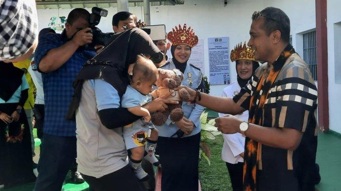 Kunjungi Lapas Perempuan Bengkulu, Wamenkumham Beri Hadiah Boneka ke ...