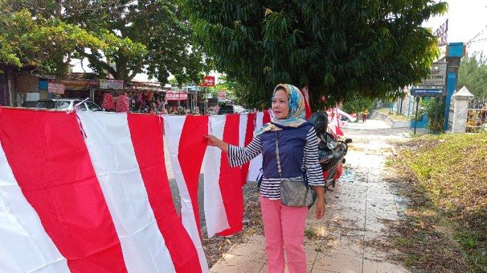 Cerita Yurlis, IRT di Kota Bengkulu Jualan Bendera, Rela Panas-panasan ...