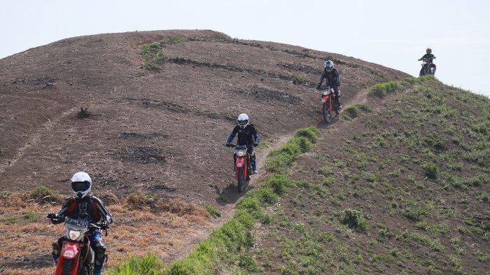 Hobi Terabasan, Begini Teknik Aman dan Nyaman Naik Motor Trail ...