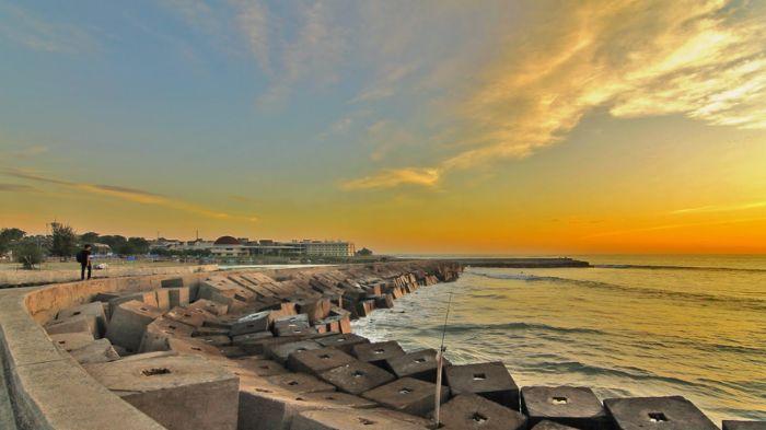 10 Alasan Pantai Tapak Paderi Jadi Destinasi Favorit yang Wajib di ...