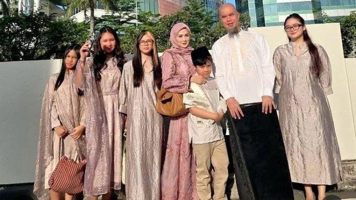 6 Artis Ikut Tren Lebaran 2024 Pakai Baju Shimmer, Keluarga Siapa yang ...