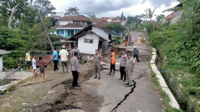 Akibat Intensitas Hujan yang Tinggi, Akses Jalan di Jasinga Bogor Ambles Sepanjang 25 Meter ...